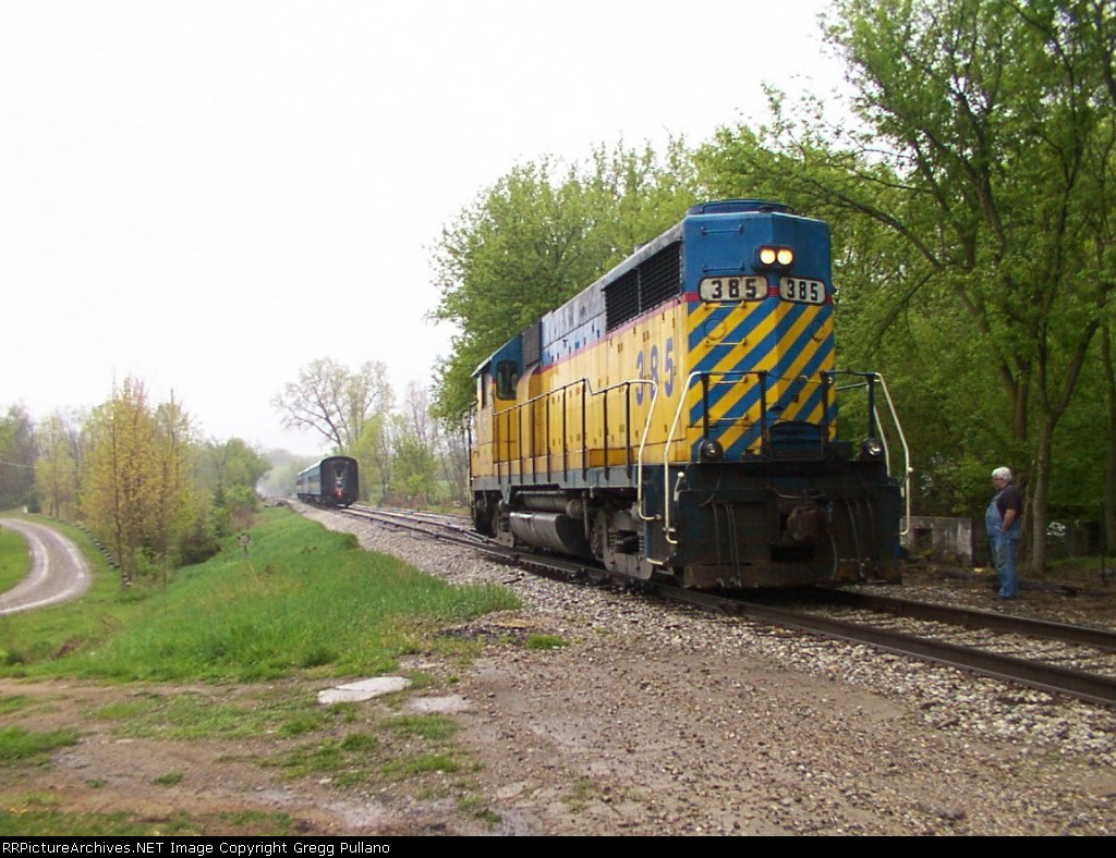 TSBY 385 Enters the siding to run around her train